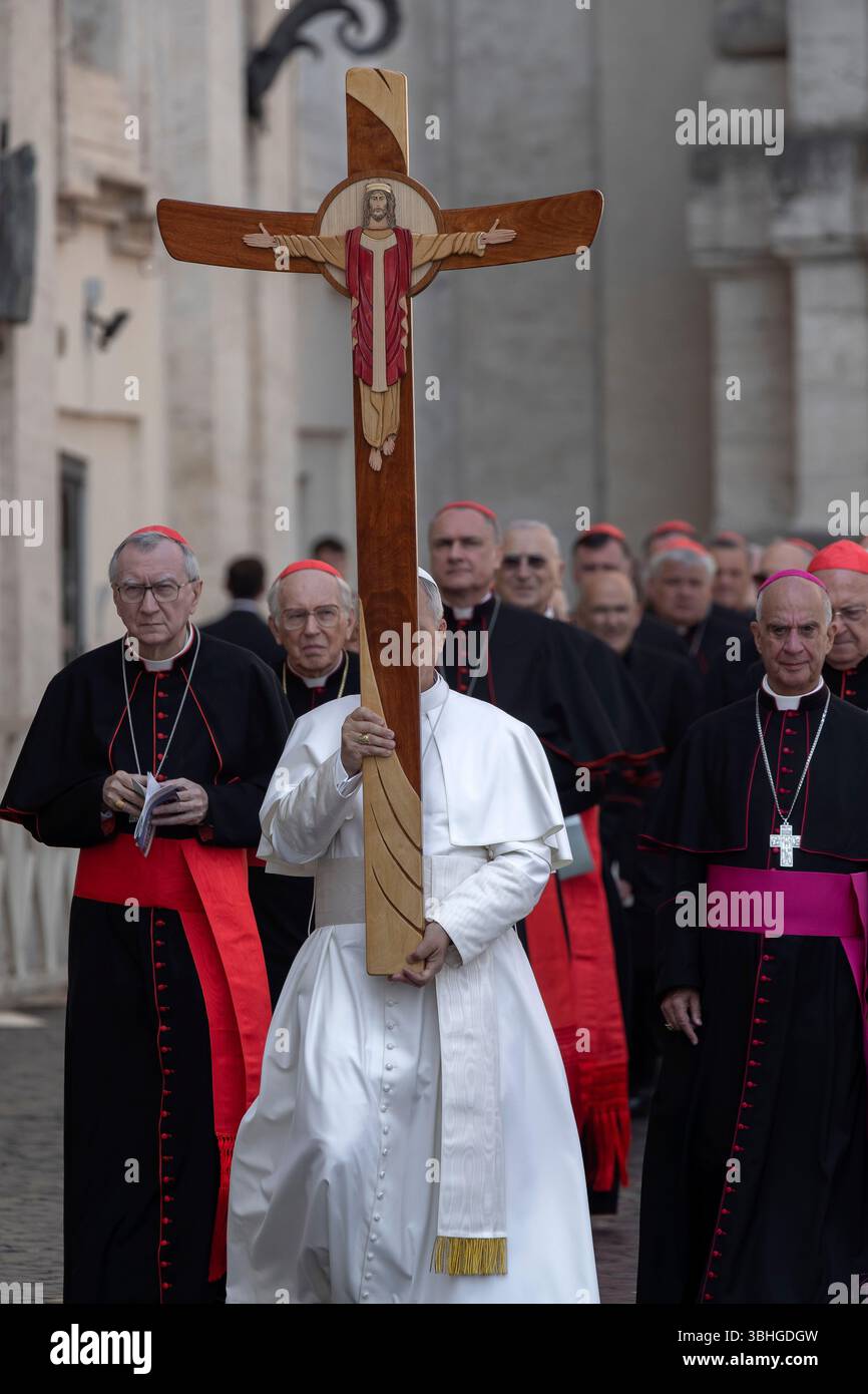 Vatican, Vatican. 09th June, 2025. Pope Leo XIV holds a cross as he ...