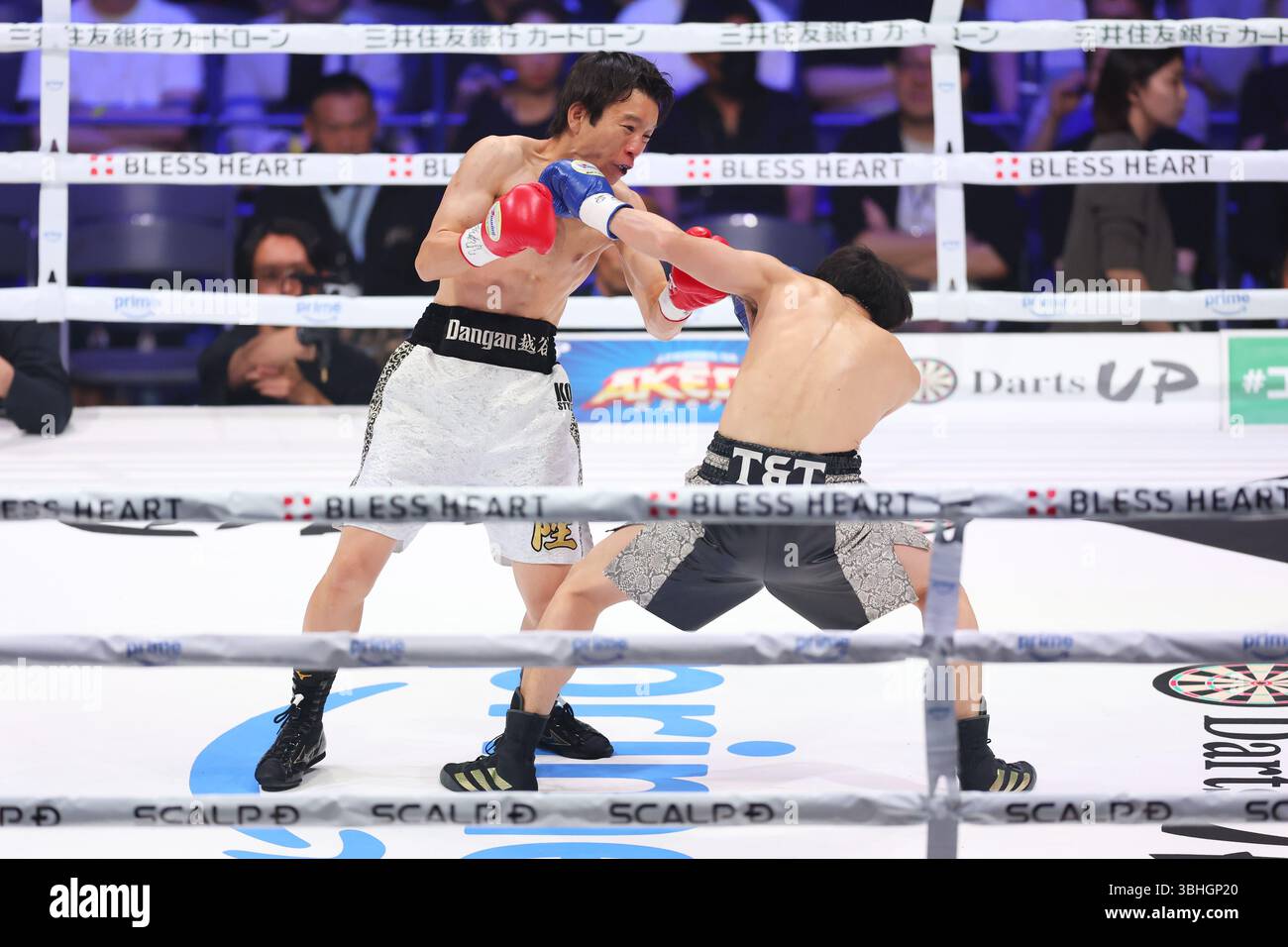 Tokyo, Japan. 6th June, 2025. (L-R) Riku Miyashita, Toya Oshima Boxing ...