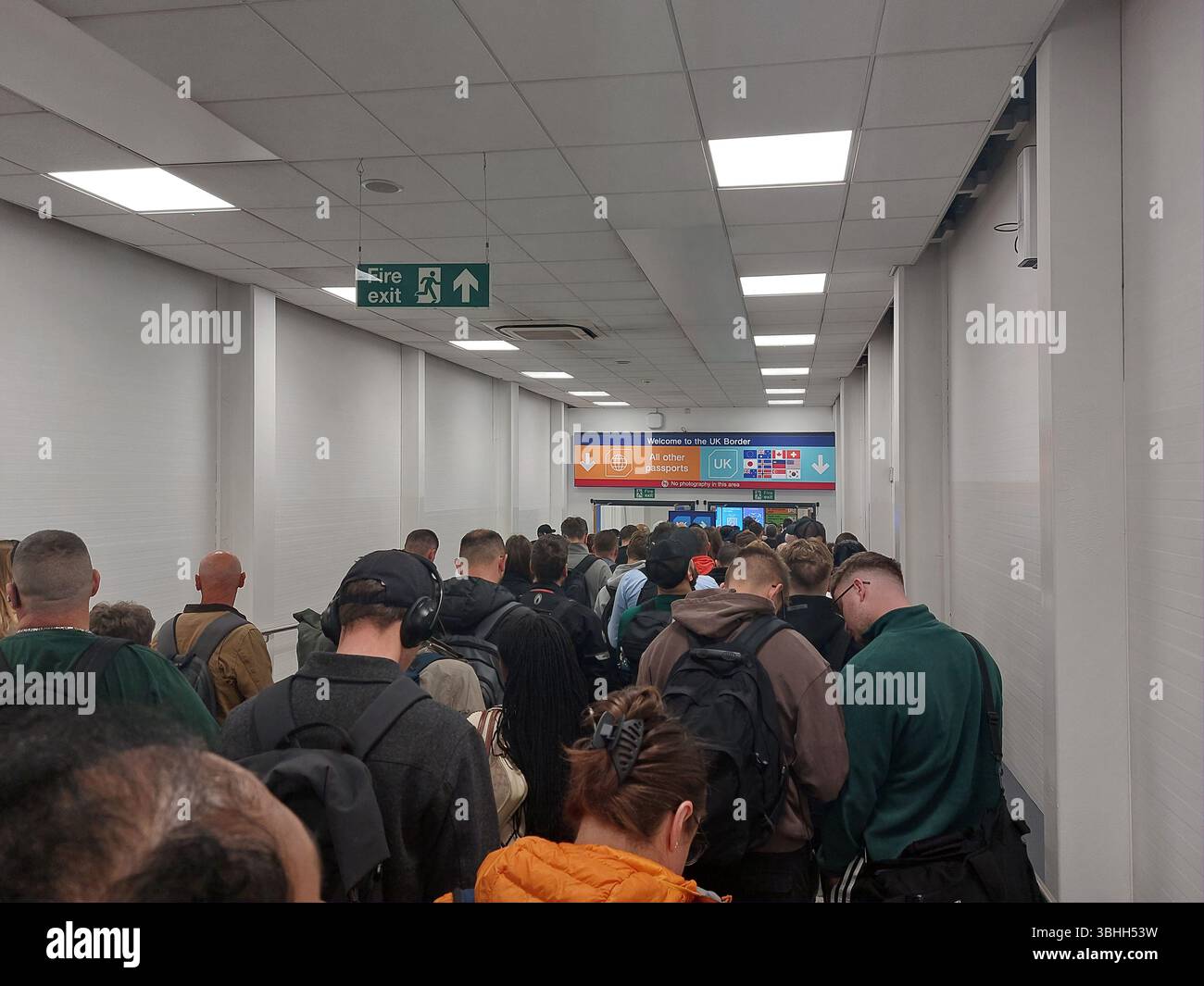 Long snaking queue hi-res stock photography and images - Alamy
