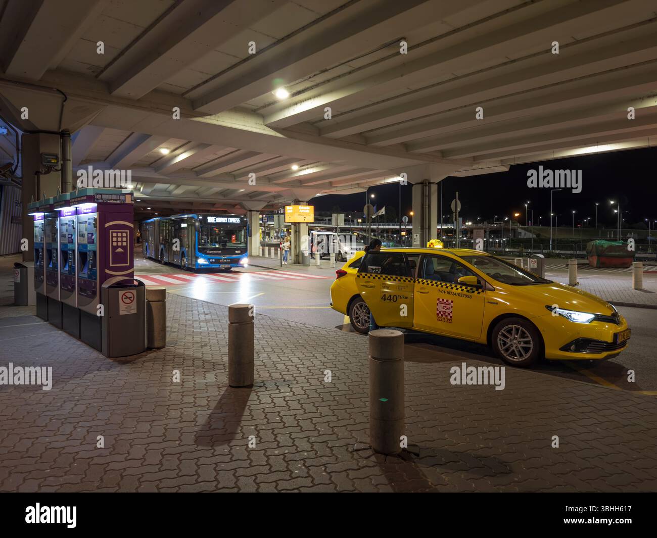 fotaxi and 100e express bus outside of terminal 2b liszt ferenc ...