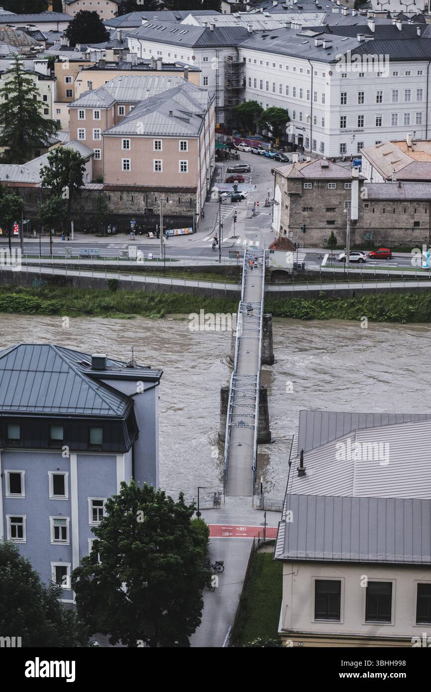 Der Mozartsteg über die Salzach in der Stadt Salzburg am 03.06.2025 ...