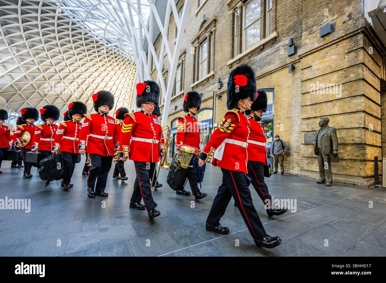 Bearskin caps hi-res stock photography and images - Alamy