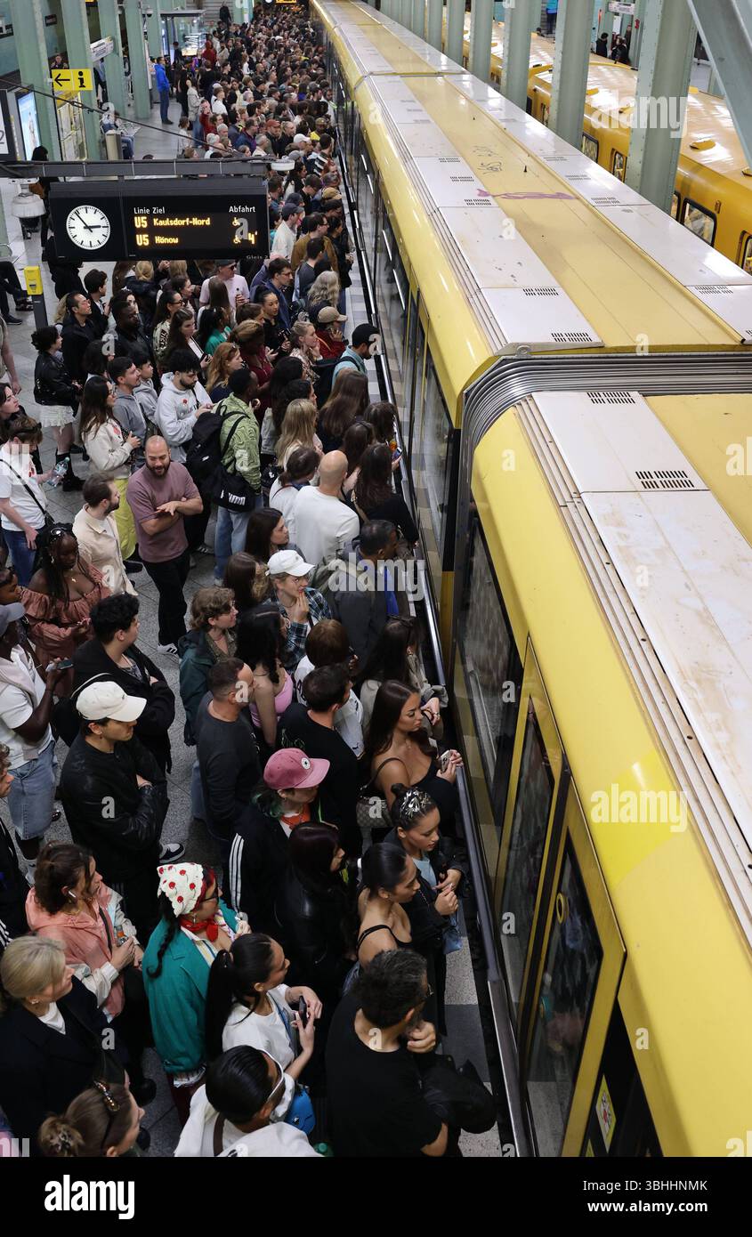 08.06.2025, Berlin - Deutschland. Voller Bahnhof, U-Bahnhof Alexanderplatz. *** 08 06 2025 ...