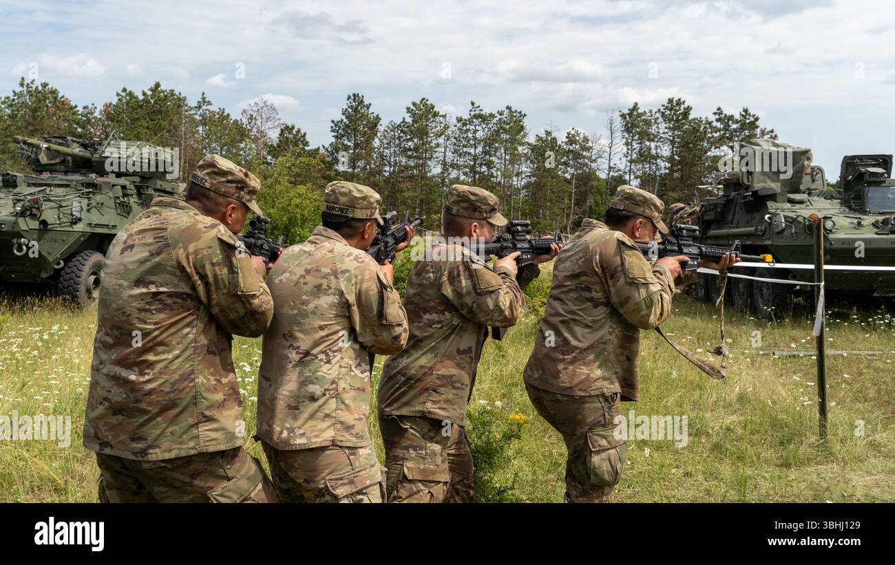 U.S. Army Soldiers assigned to 4th Squadron, 2nd Cavalry Regiment ...