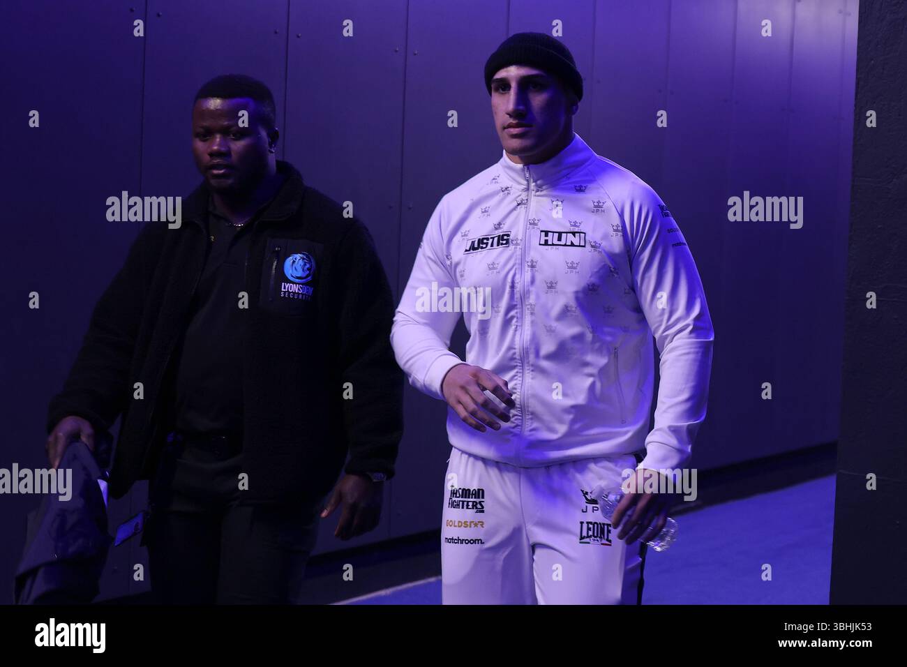 Justis Huni arrives - Fabio Wardley v Justis Huni, Heavyweight fight on ...