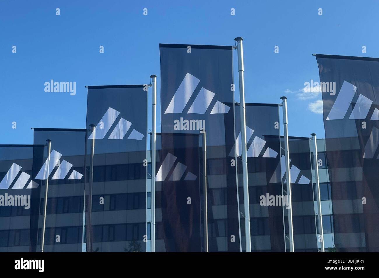 Adidas Flaggen vor dem Sitz,Headquarter in Herzogenaurach,Herzo Base ...
