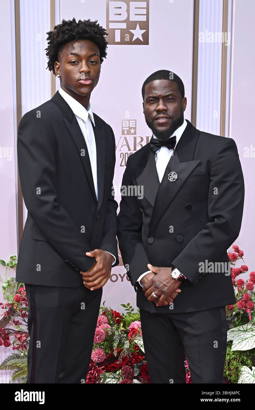 Kevin Hart mit Sohn Hendrix Hart bei der Verleihung der 25. BET Awards 2025 im Peacock Theater ...