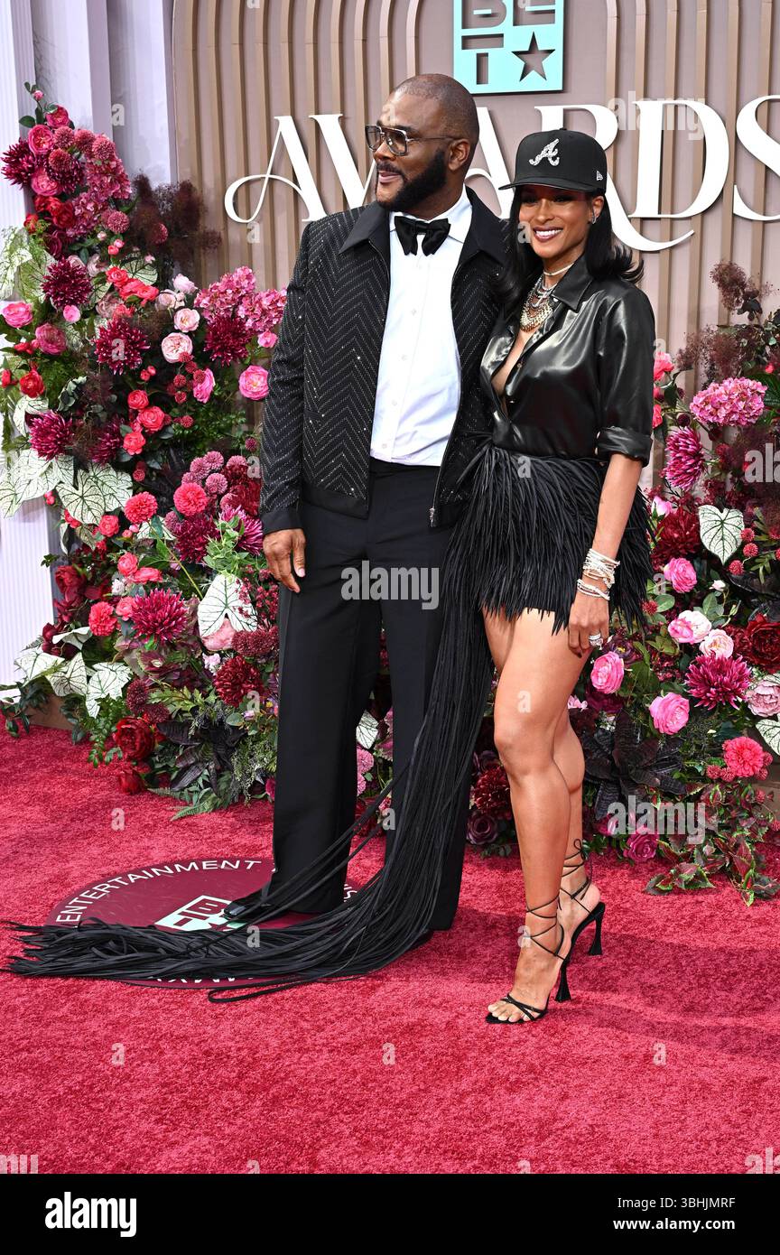 Tyler Perry und Ciara bei der Verleihung der 25. BET Awards 2025 im ...