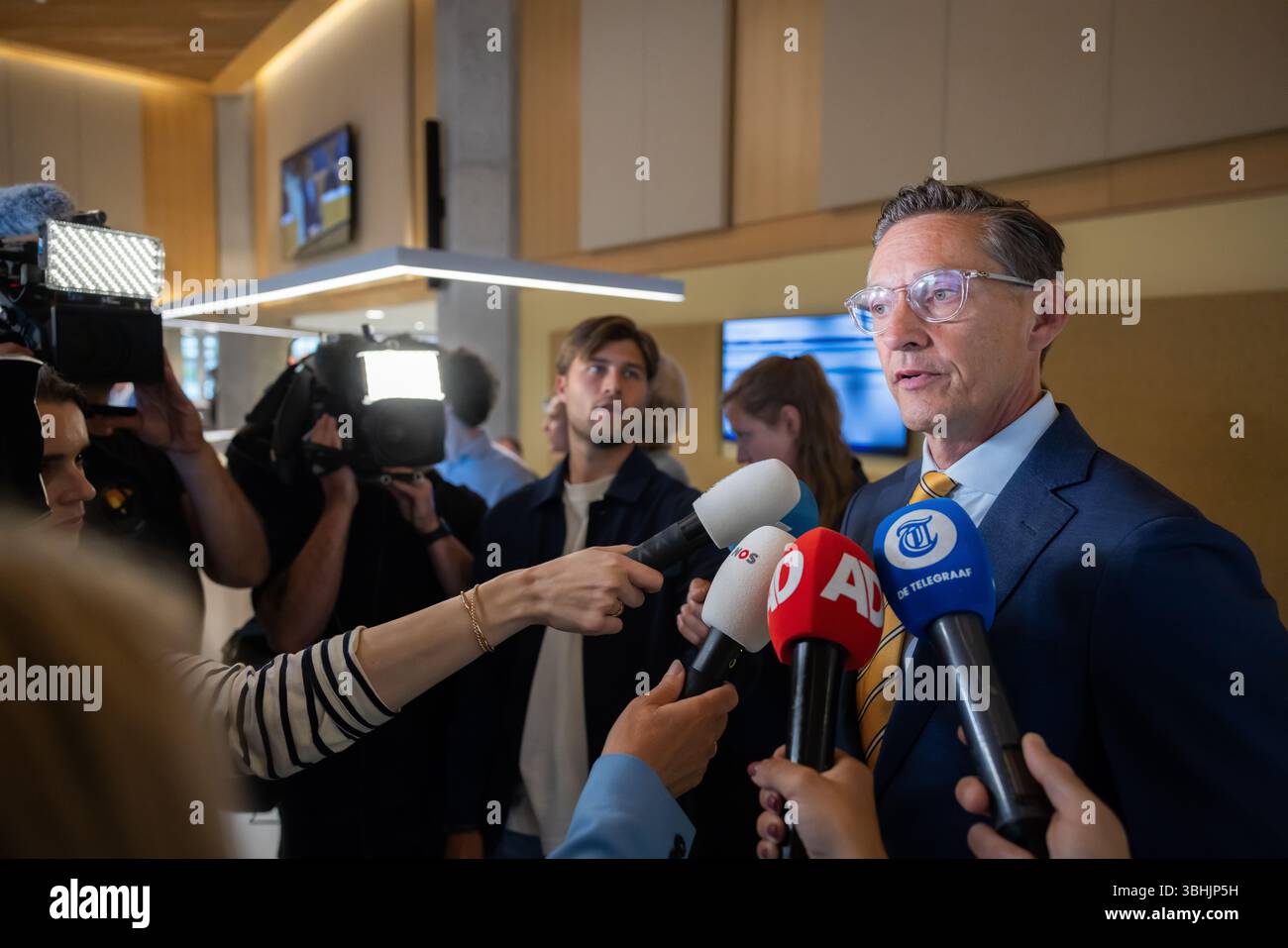 DEN HAAG - Joost Eerdmans (JA21) speaks to the press during weekly ...