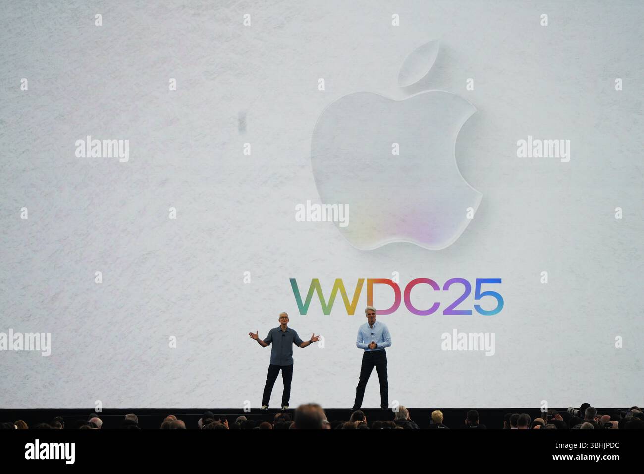 (250610) -- CUPERTINO, June 10, 2025 (Xinhua) -- Apple CEO Tim Cook (L ...