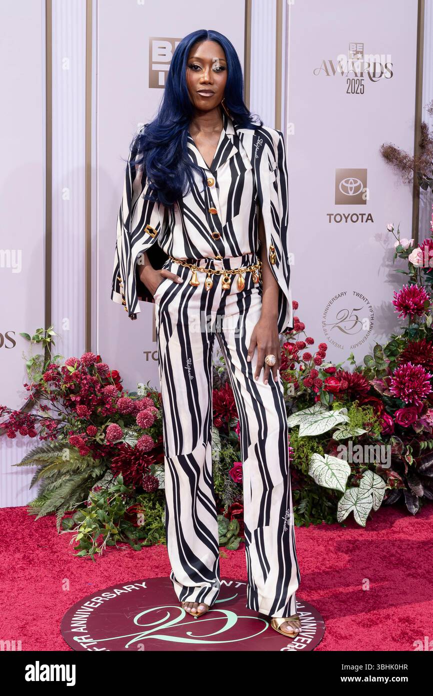 Los Angeles, USA. 09th June, 2025. Muni Long attends the arrivals of ...