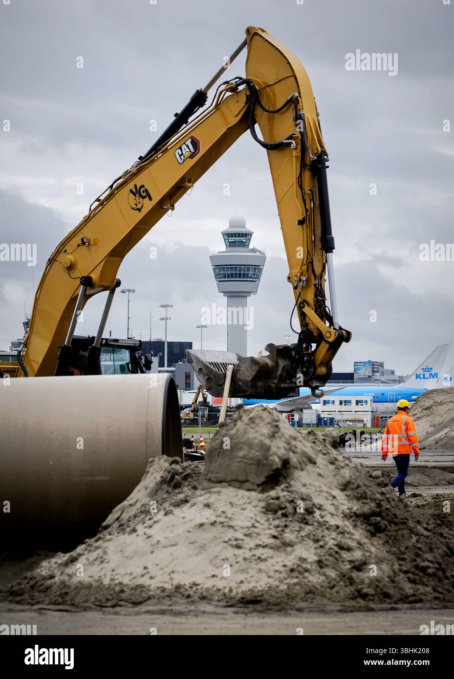 SCHIPHOL - Maintenance work on the Buitenveldert runway at Schiphol ...