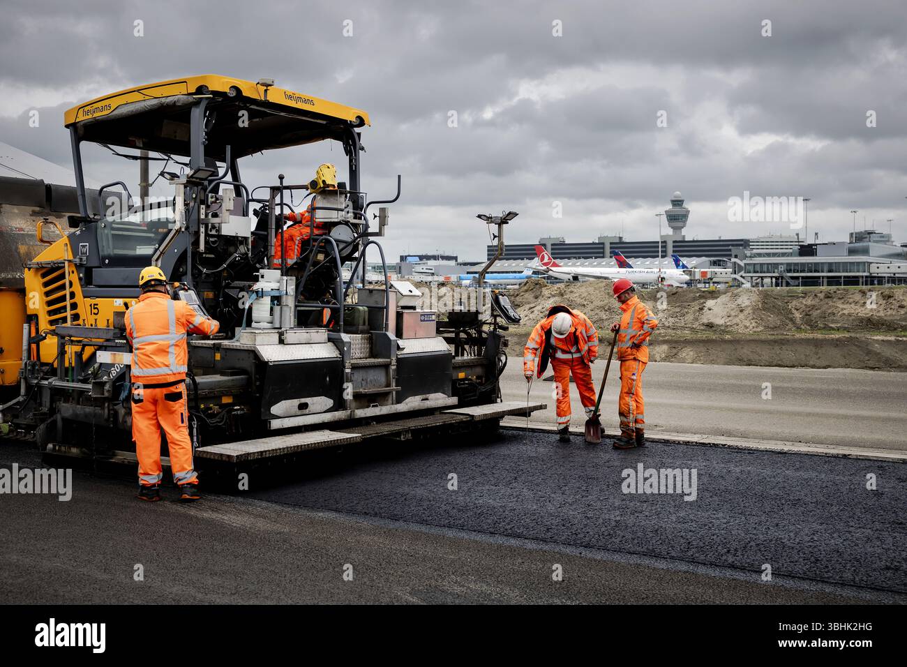 SCHIPHOL - Maintenance work on the Buitenveldert runway at Schiphol ...
