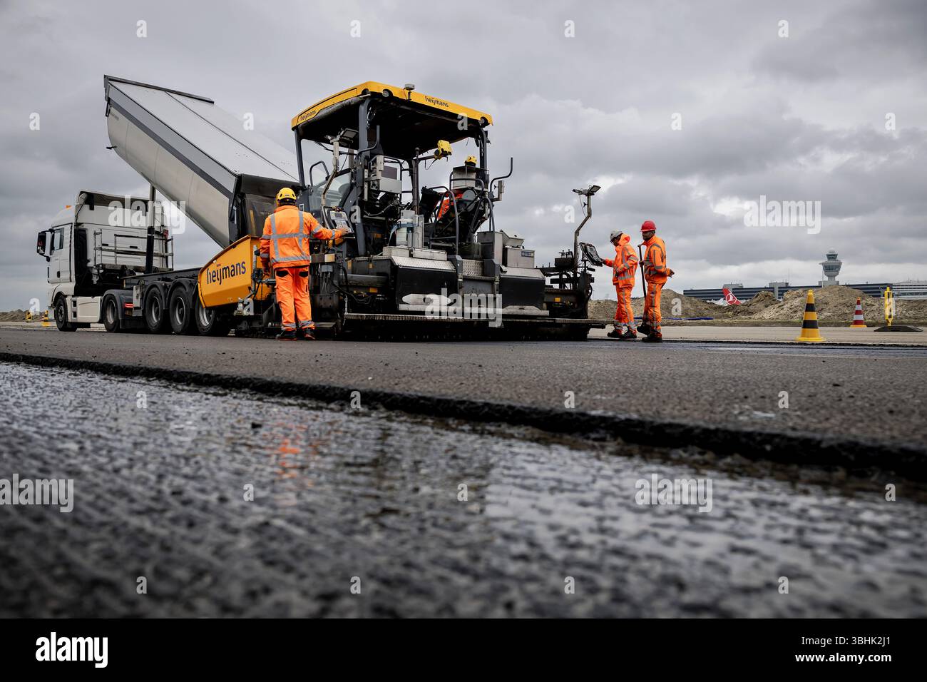 SCHIPHOL - Maintenance work on the Buitenveldert runway at Schiphol ...