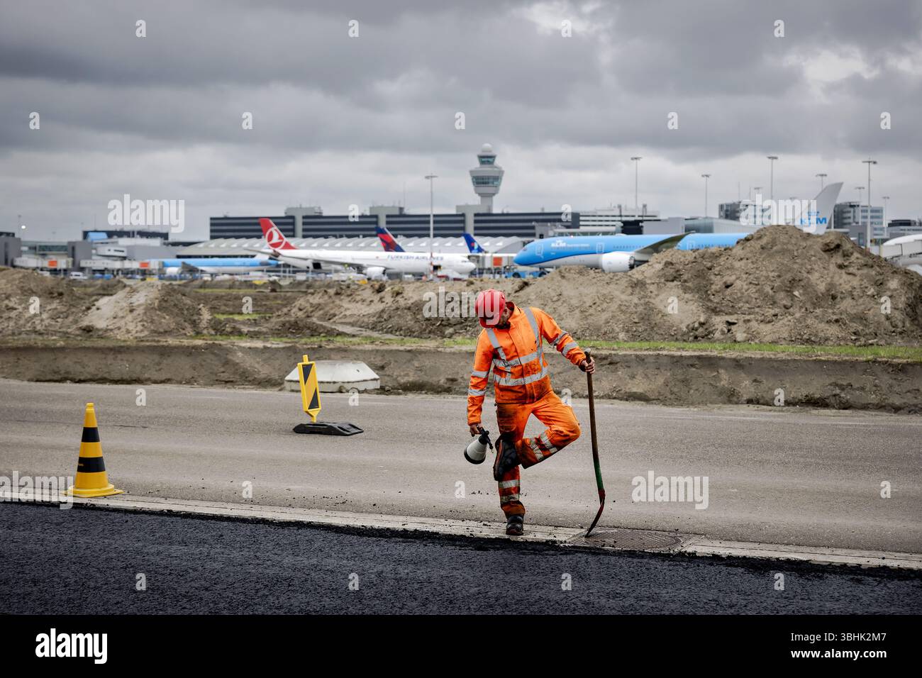 SCHIPHOL - Maintenance work on the Buitenveldert runway at Schiphol ...