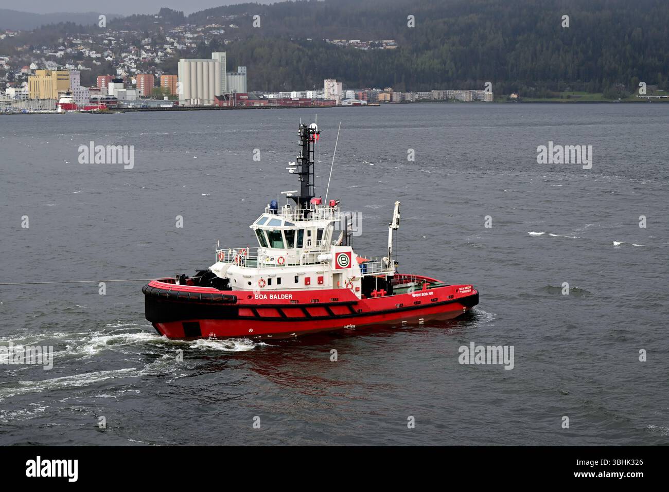 Tug Boa Balder assisting a cruise ship leaving port at Trondheim ...