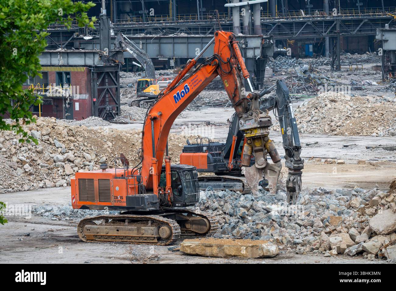 Abrissbagger bei der Arbeit, Abrissarbeiten des ehemaligen ...