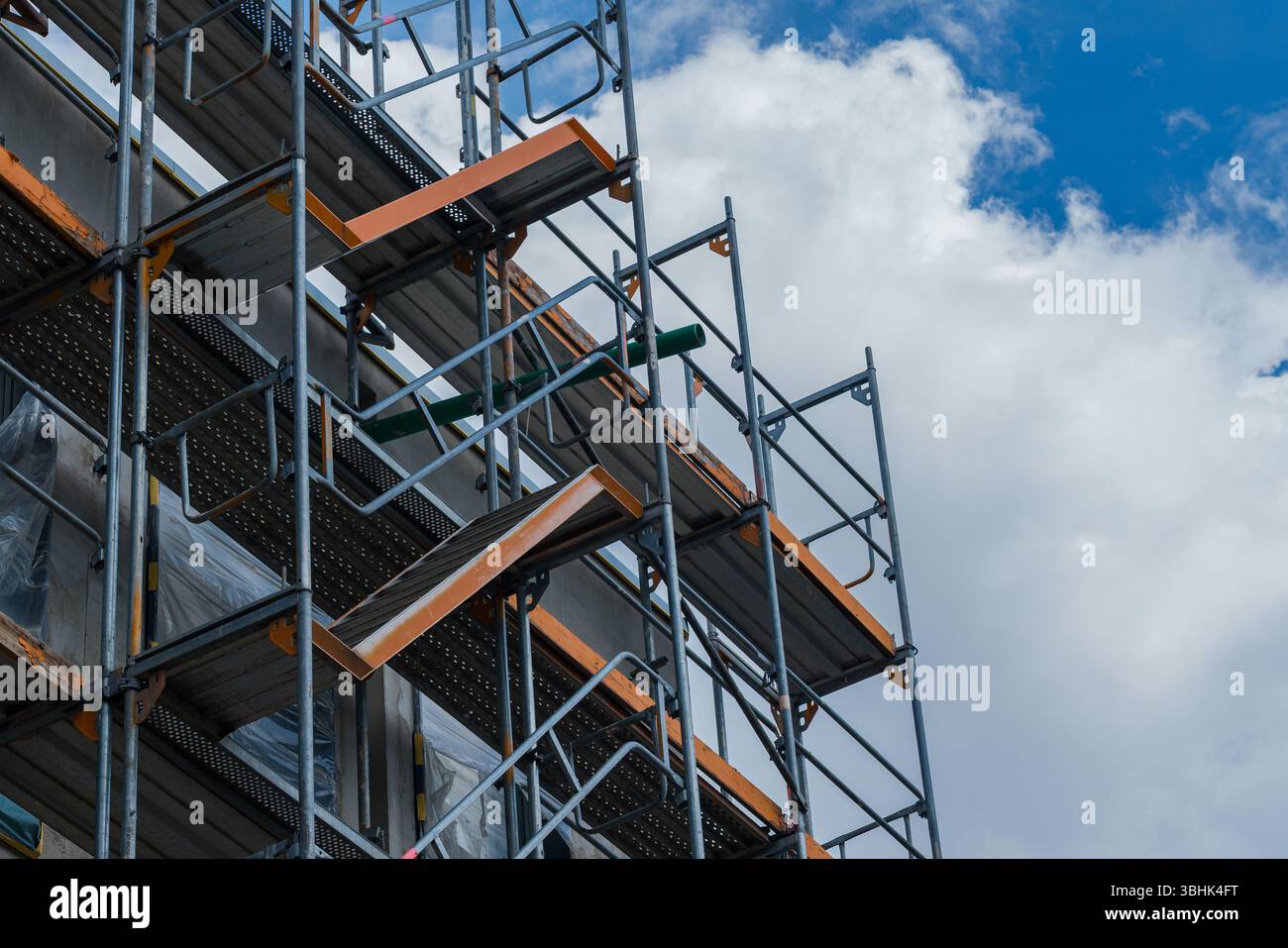 Scaffolding stands tall hi-res stock photography and images - Alamy