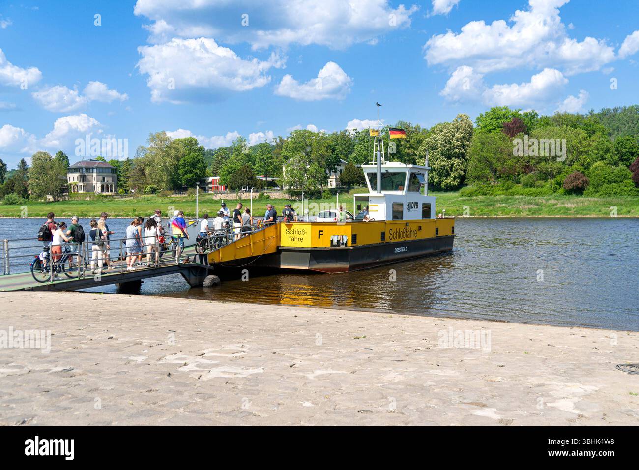 Dresden, Deutschland 02. Mai 2025: Im Bild: Ein klassischer Anblick an einem strahlenden Tag an ...