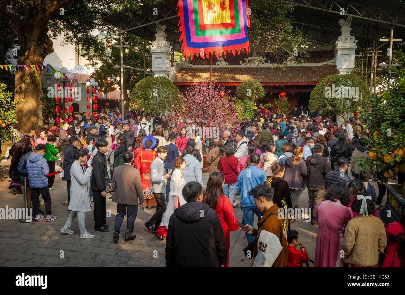 Vietnamese people crowd into Quan Thanh (or Tran Vu) Temple at lunar ...