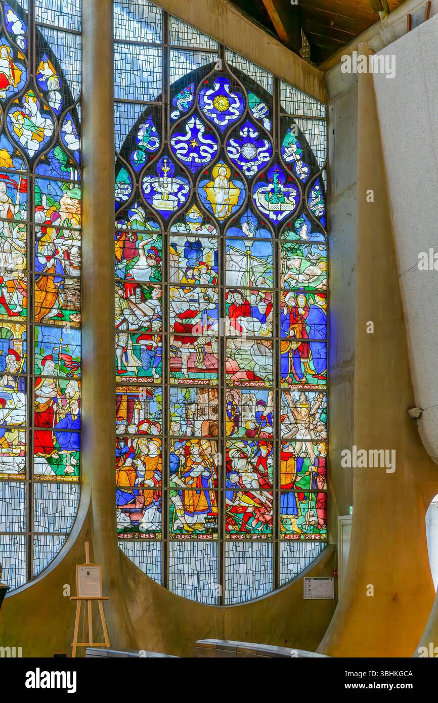 Inside Saint Joan of Arc Church (Église Sainte-Jeanne-d'Arc) in Rouen ...
