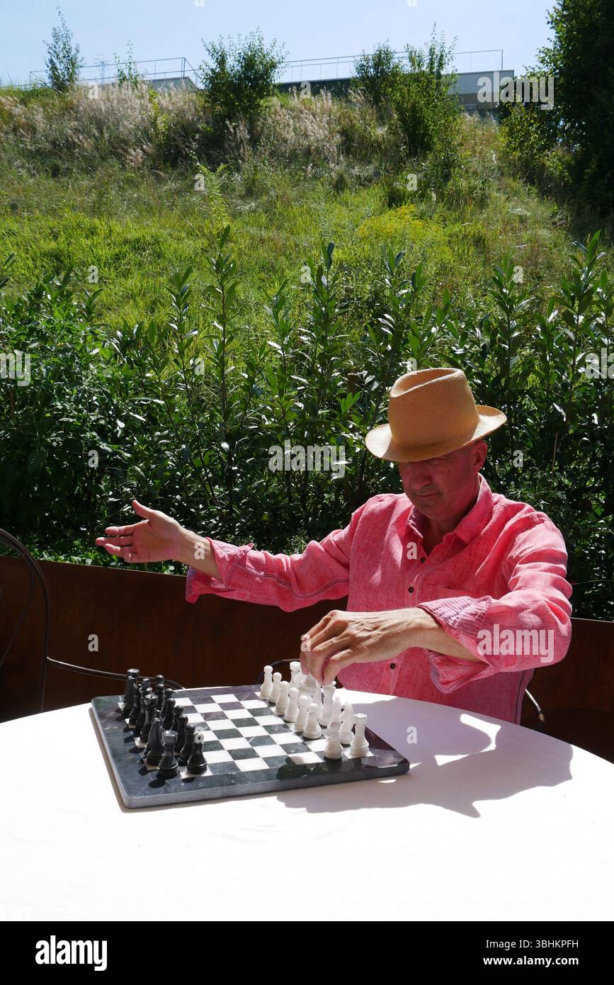 Strategy playing game chess hi-res stock photography and images - Alamy