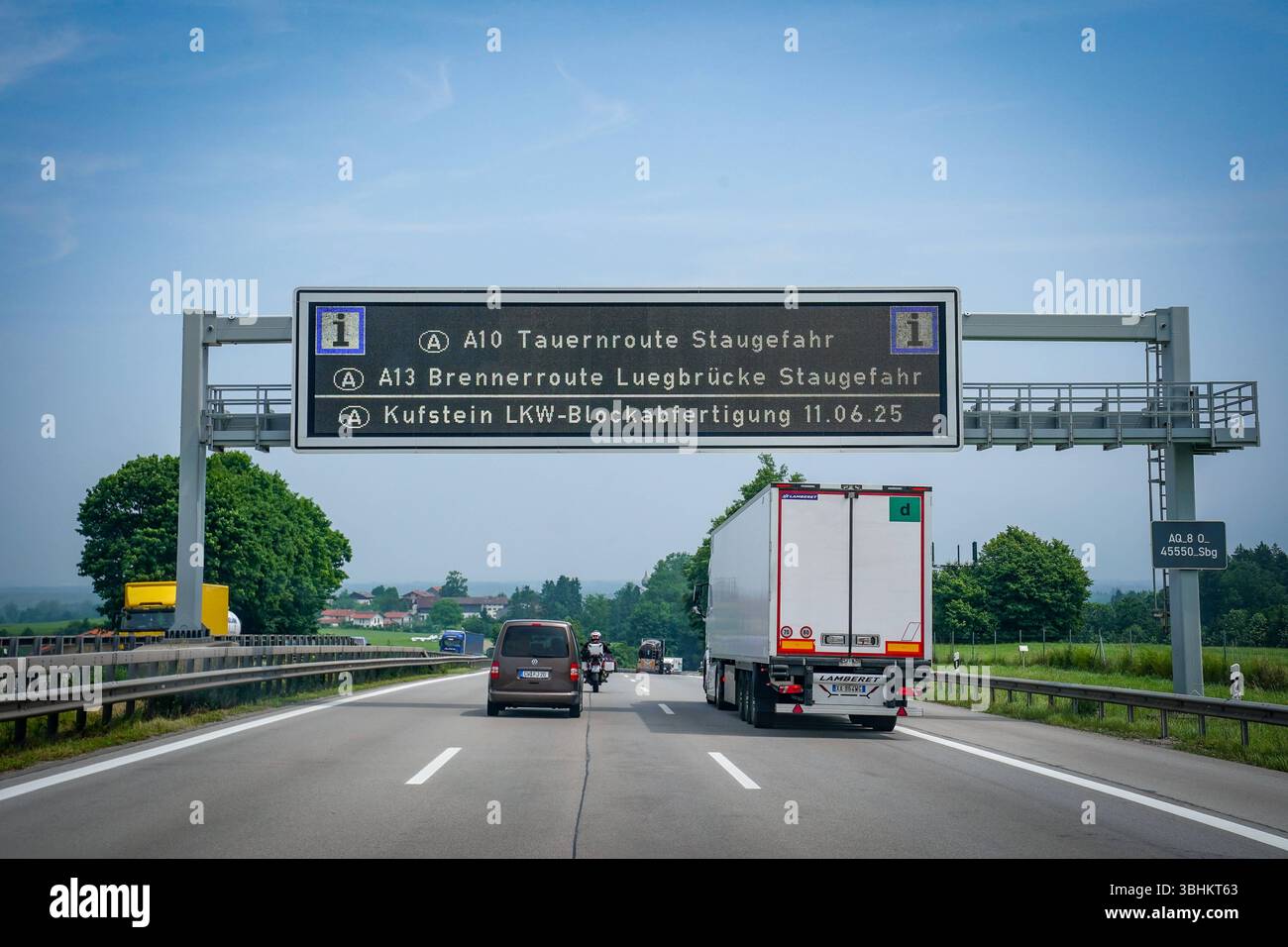 Deutschland, Autobahn A8, digitale Hinweistafel zu A10 Tauernautobahn ...