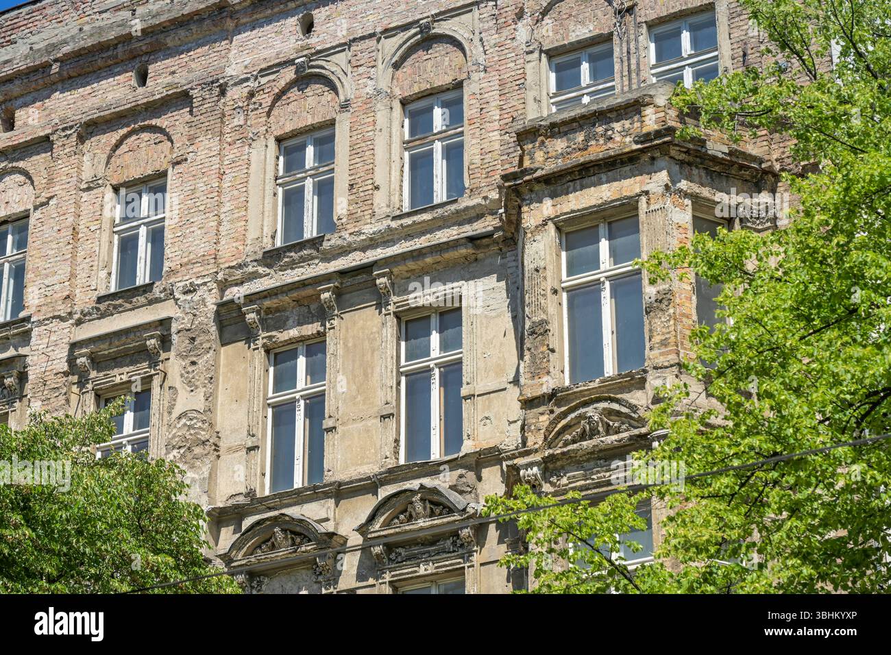 Unsanierter Altbau, Oranienburger Straße, Bezirk Mitte, Berlin, Deutschland *** Unrenovated old ...