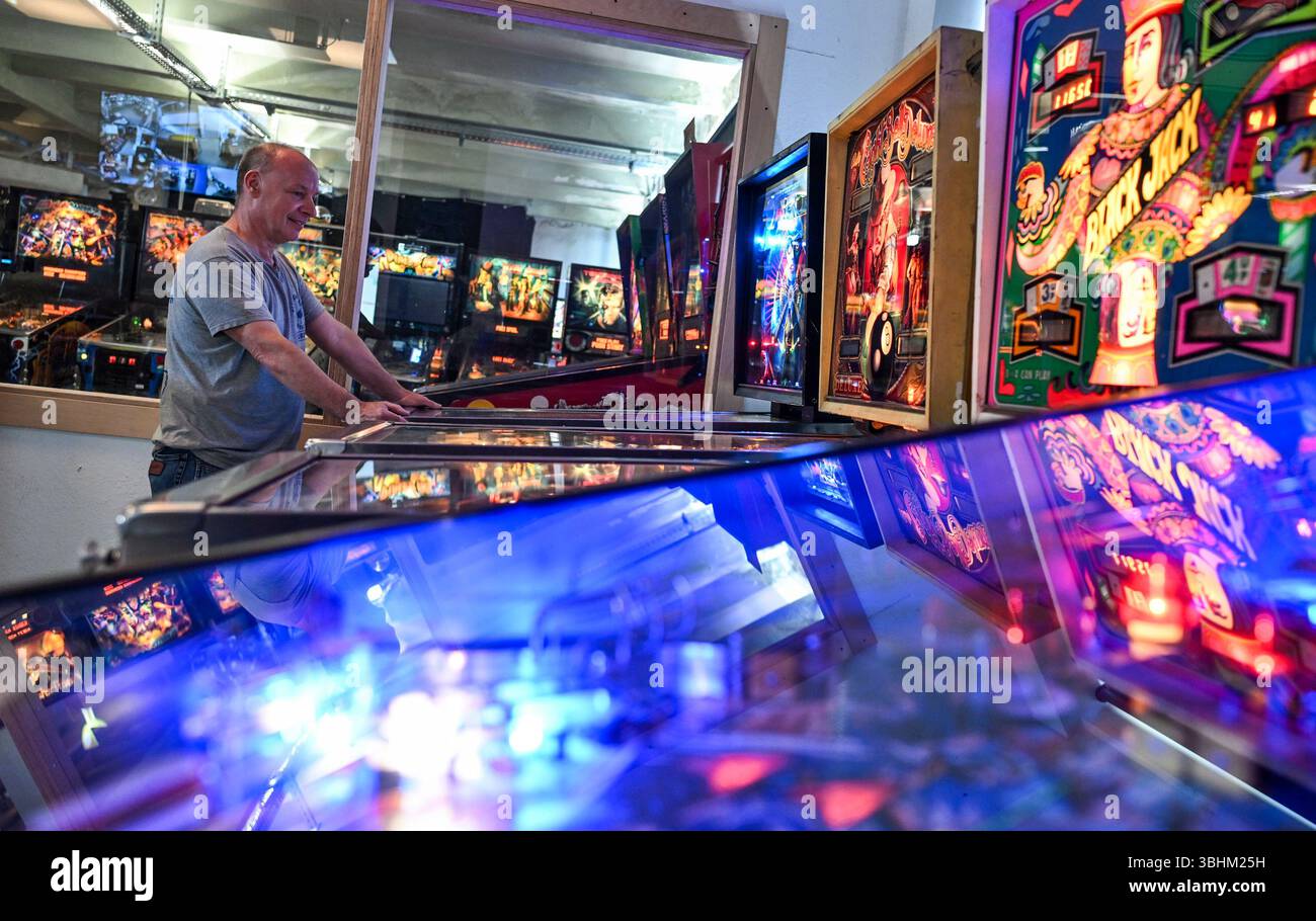 Teltow, Germany. 06th June, 2025. In owner Jörg Meißner's pinball hall ...