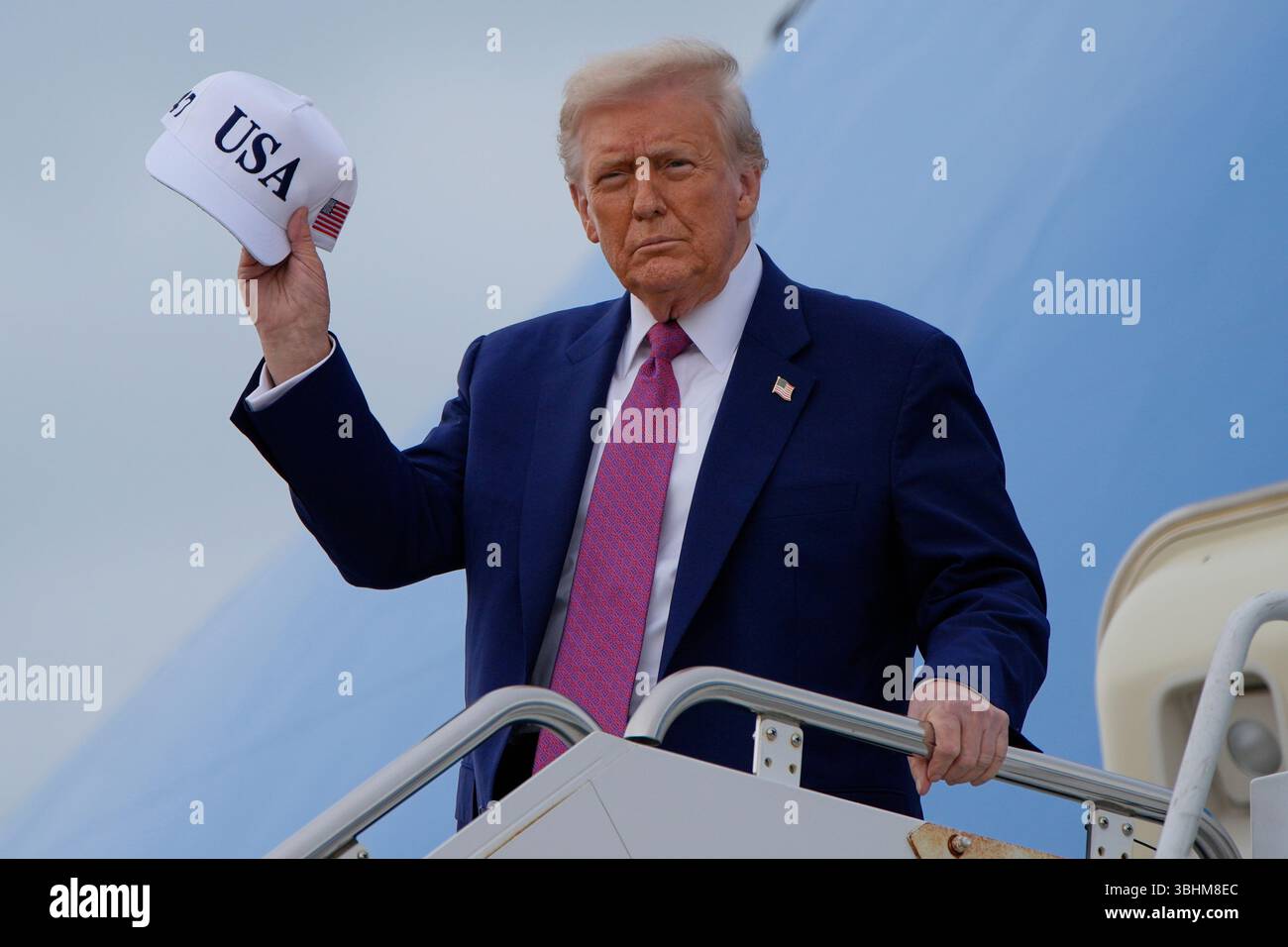President Donald Trump arrives on Air Force One at Pope Army Airfield ...