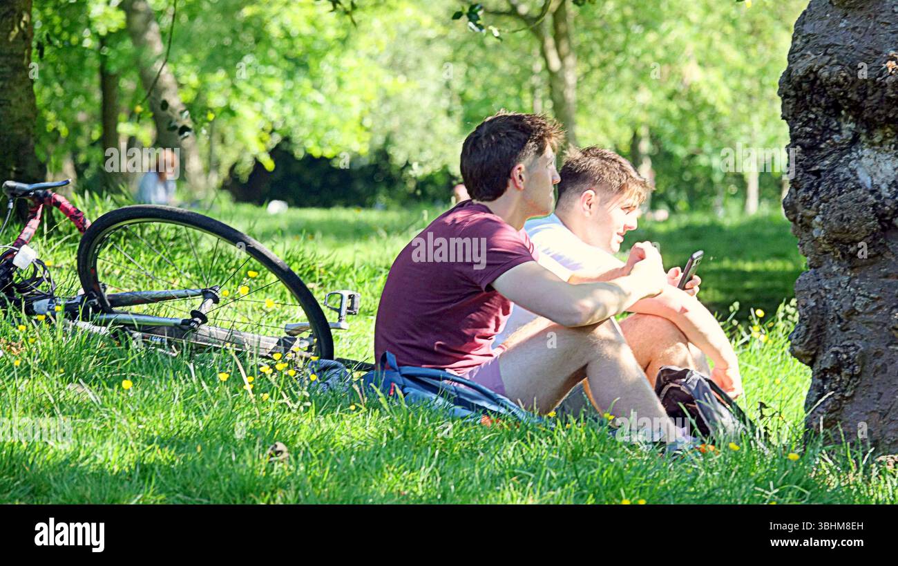 Glasgow, Scotland, UK. 10th June, 2025. UK Weather: Sun in the city as ...