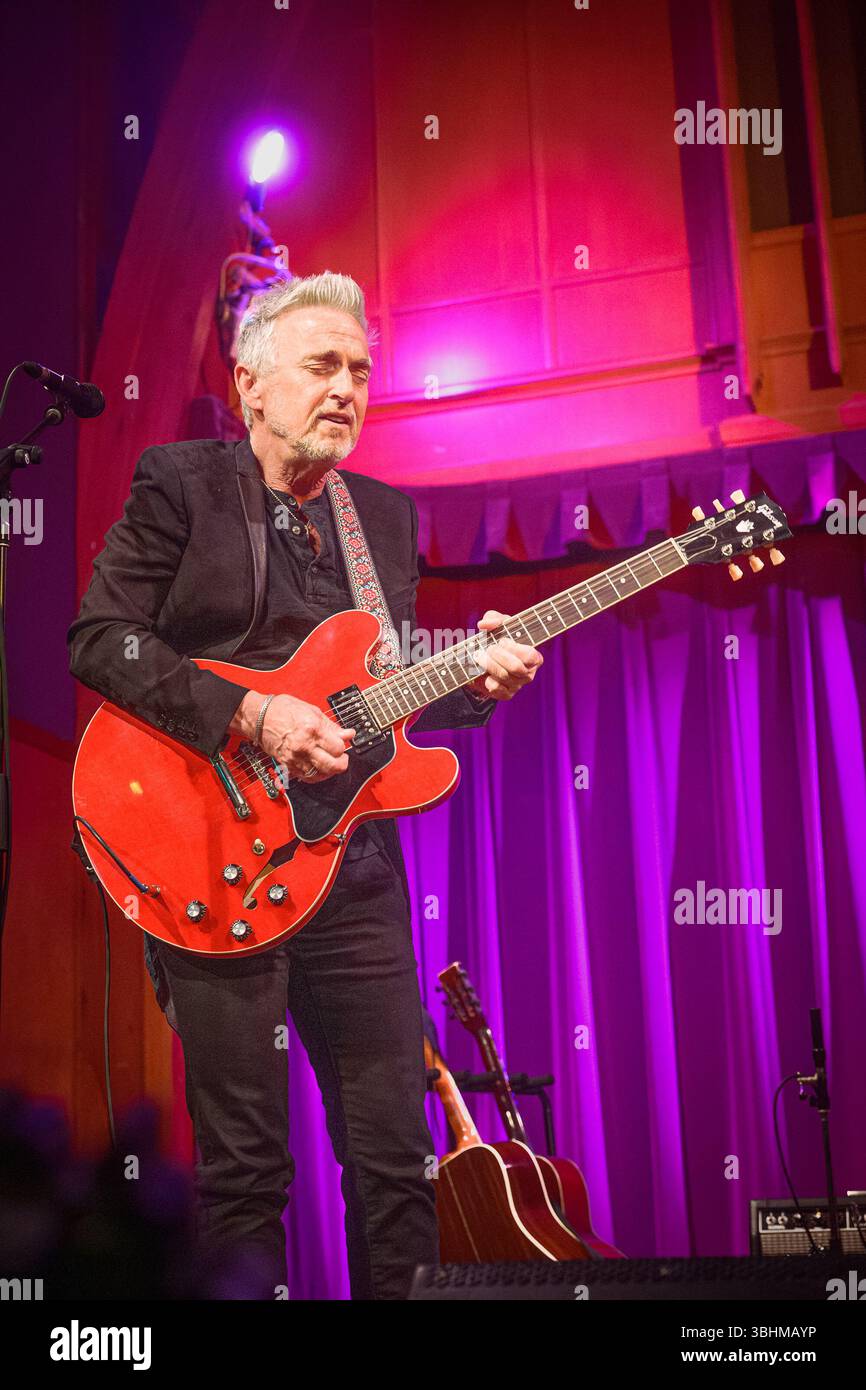 Blues guitarist singer hi-res stock photography and images - Alamy