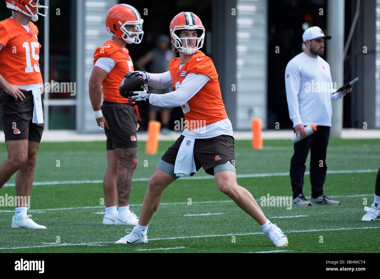 Cleveland Browns quarterback Kenny Pickett (8) throws during practice ...