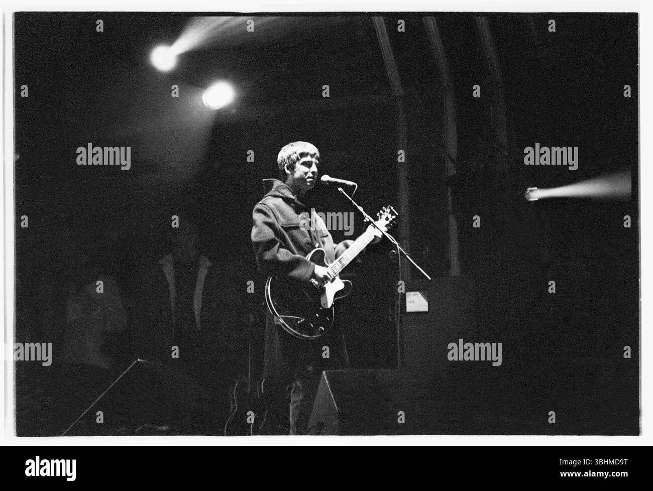 NOEL GALLAGHER, OASIS, FIRST GLASTONBURY HEADLINE, 1995: Noel Gallagher ...