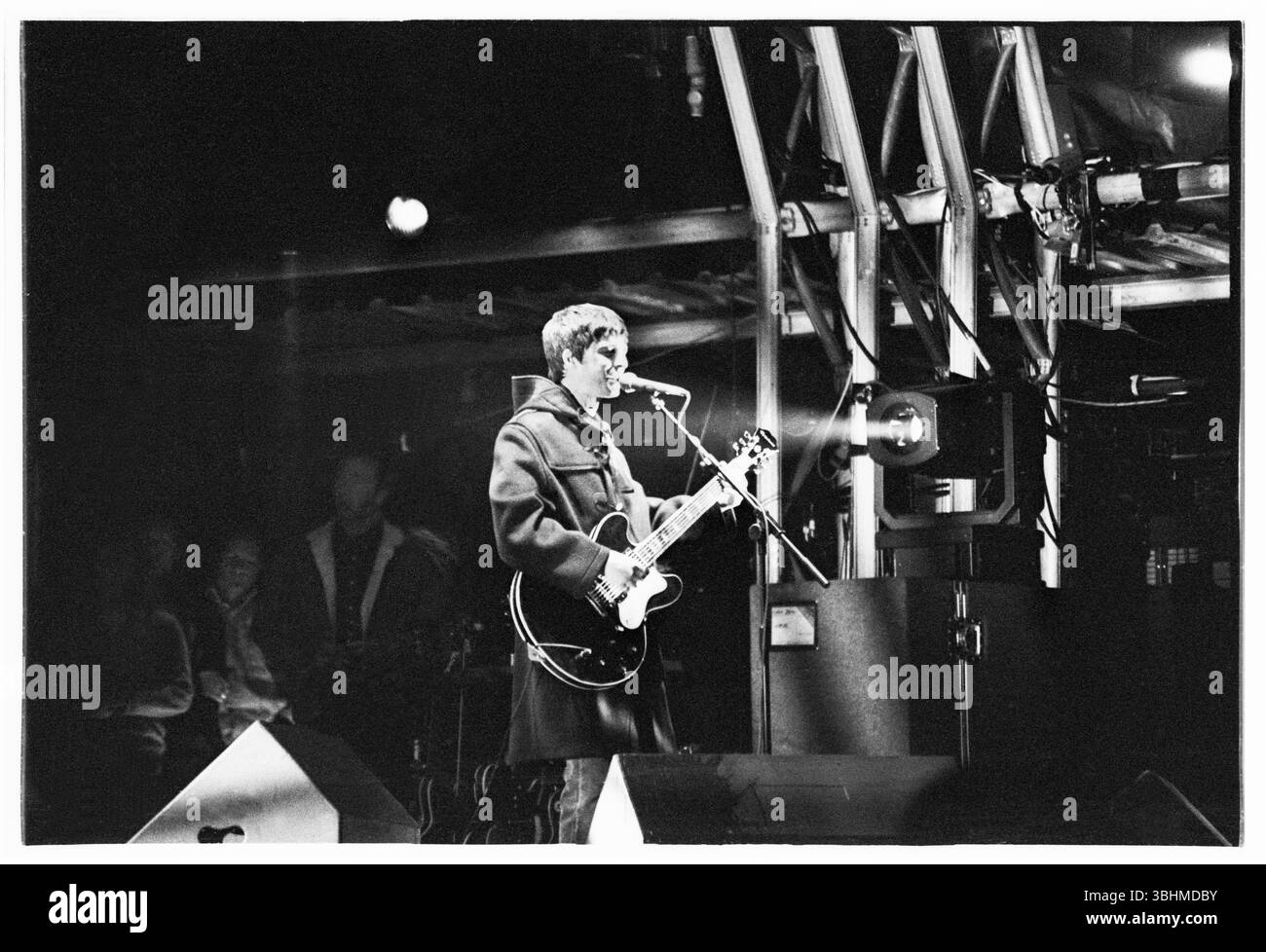 NOEL GALLAGHER, OASIS, FIRST GLASTONBURY HEADLINE, 1995: Noel Gallagher ...