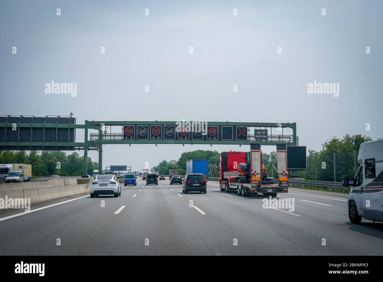 Deutschland, Europa, Autobahn A99, Verkehr, Stau, Unfall, LKW-Verkehr ...
