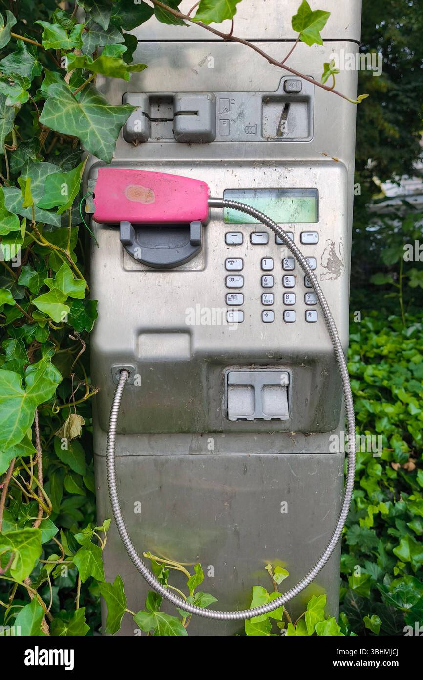 Düsseldorf, Deutschland, 09.06.2025 Alter defekter öffentlicher ...