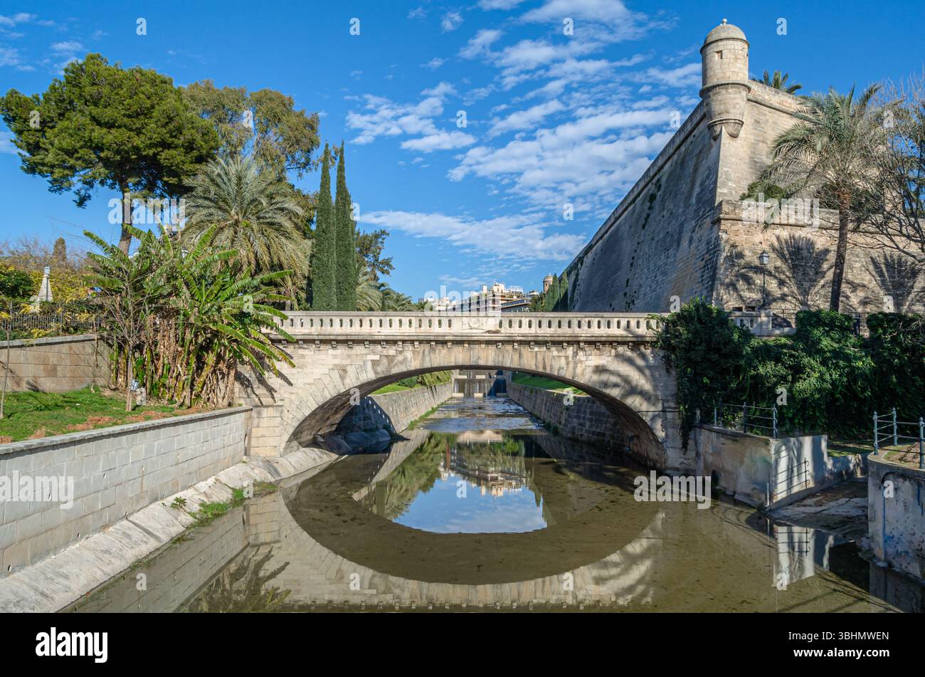 Museo medieval y moderno hi-res stock photography and images - Alamy