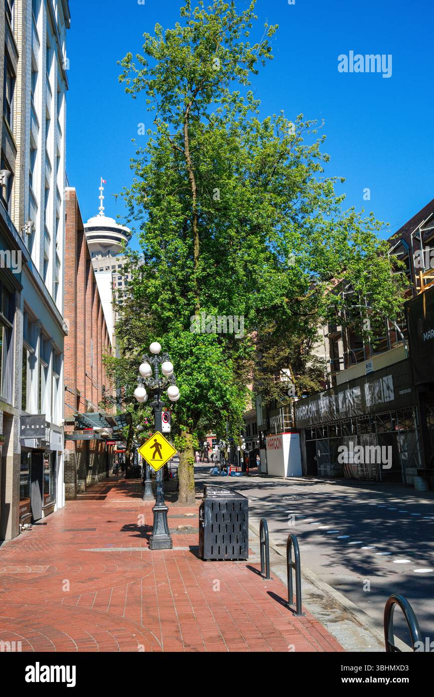 Sidewalk scene in historic hi-res stock photography and images - Alamy