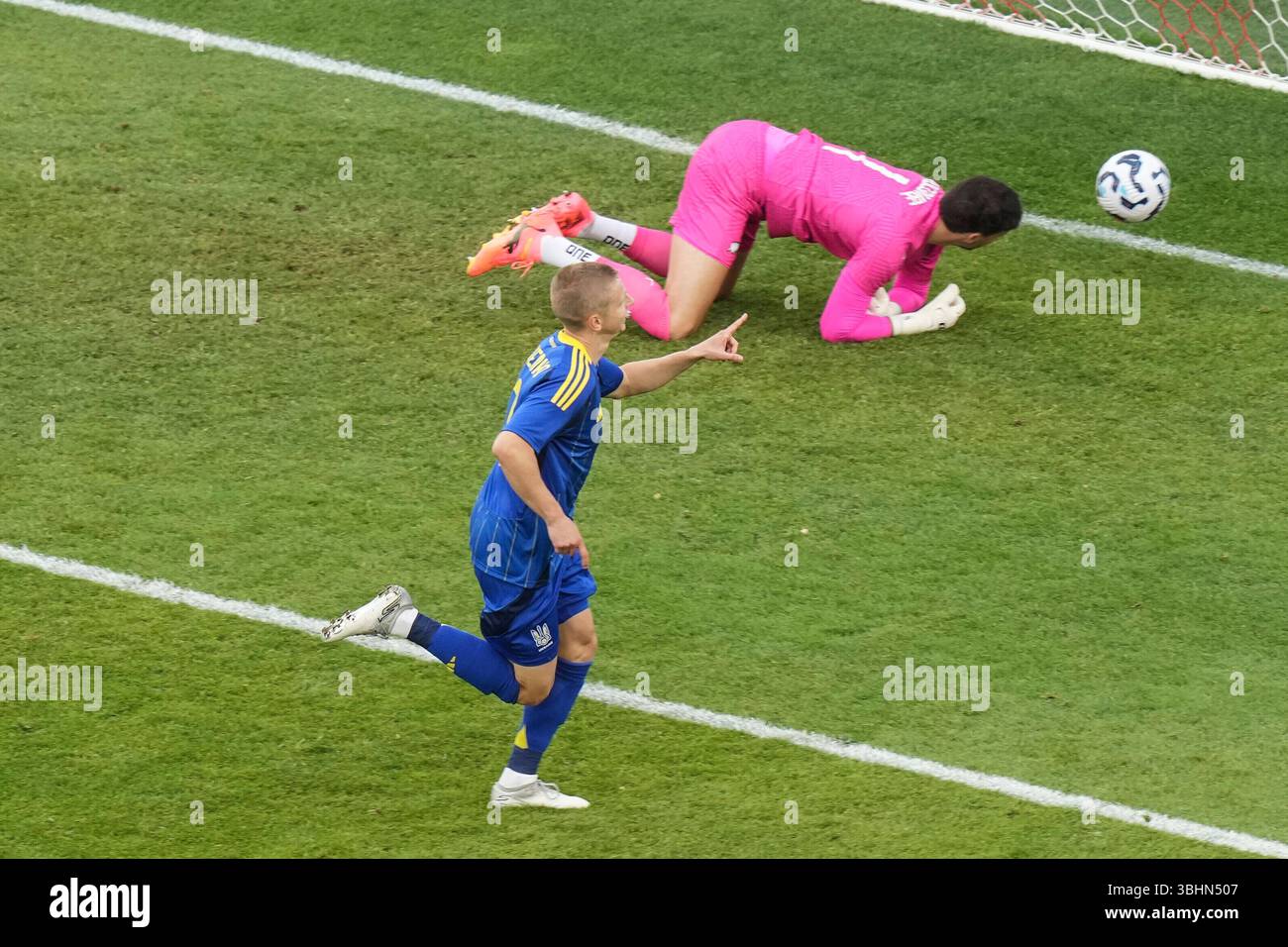 Ukraine's Oleksandr Zinchenko (17) celebrates scoring against New ...