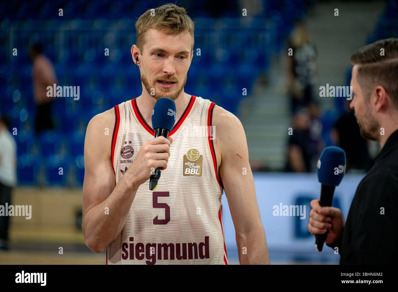 Niels Giffey (5; FC Bayern Basketball) von FC Bayern Basketball gibt ...