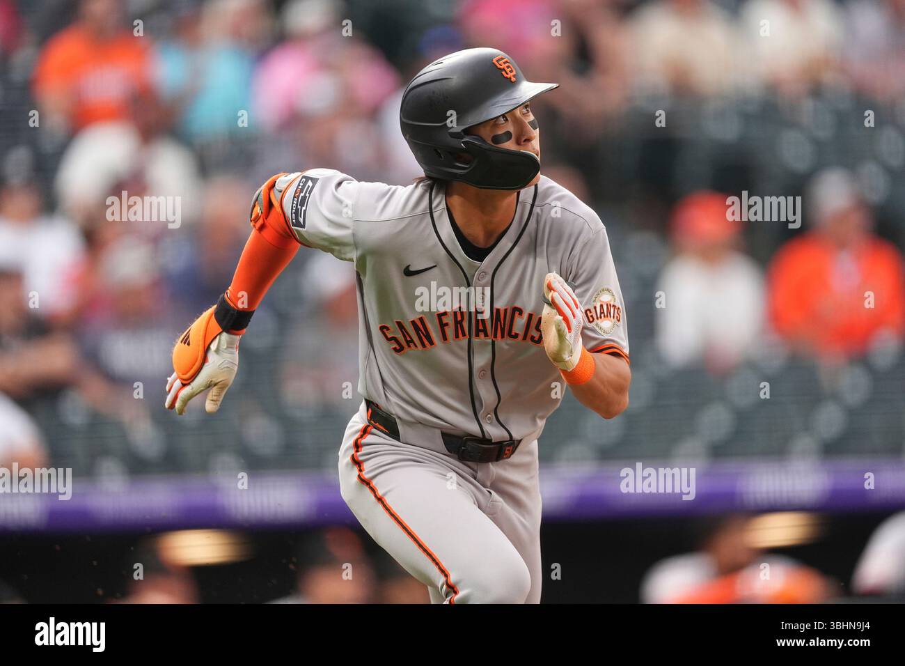 San Francisco Giants' Jung Hoo Lee heads up the first-base line after ...