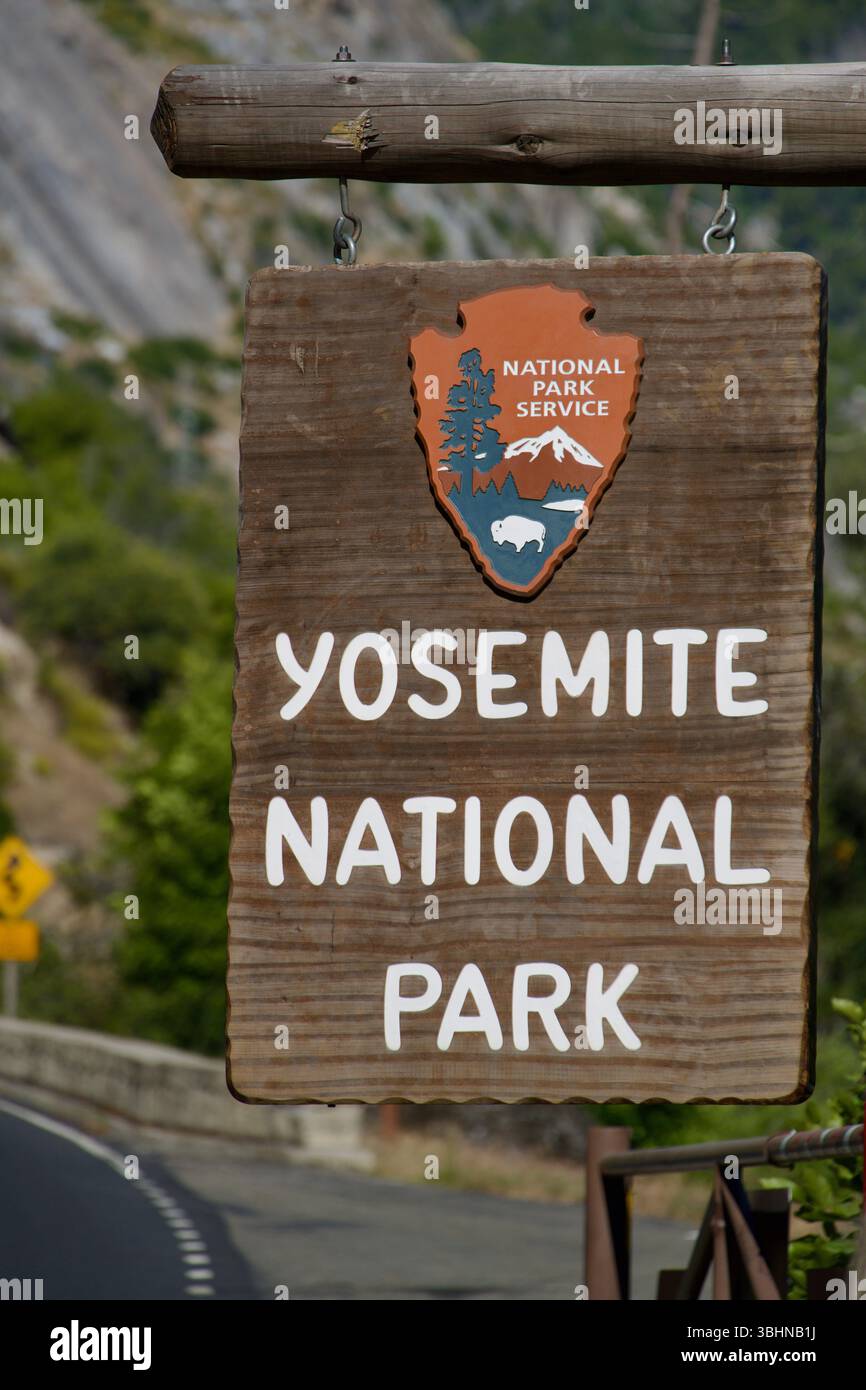 Sign at the El Portal entrance to Yosemite National Park in Mariposa ...