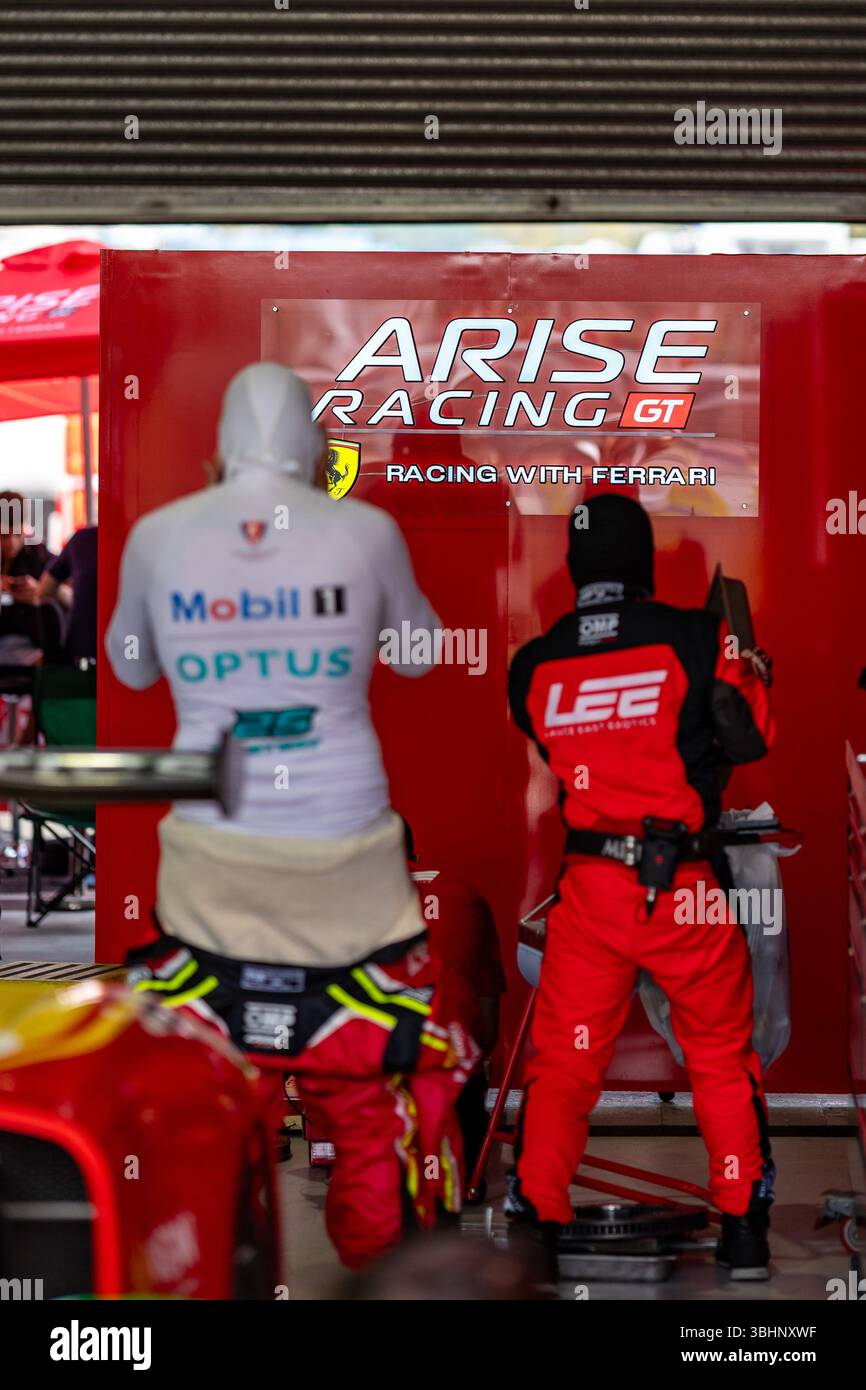 Arise Racing GT mechanics at Meguiar's Bathurst 12 Hour at Mount Panorama Motor Racing Circuit ...