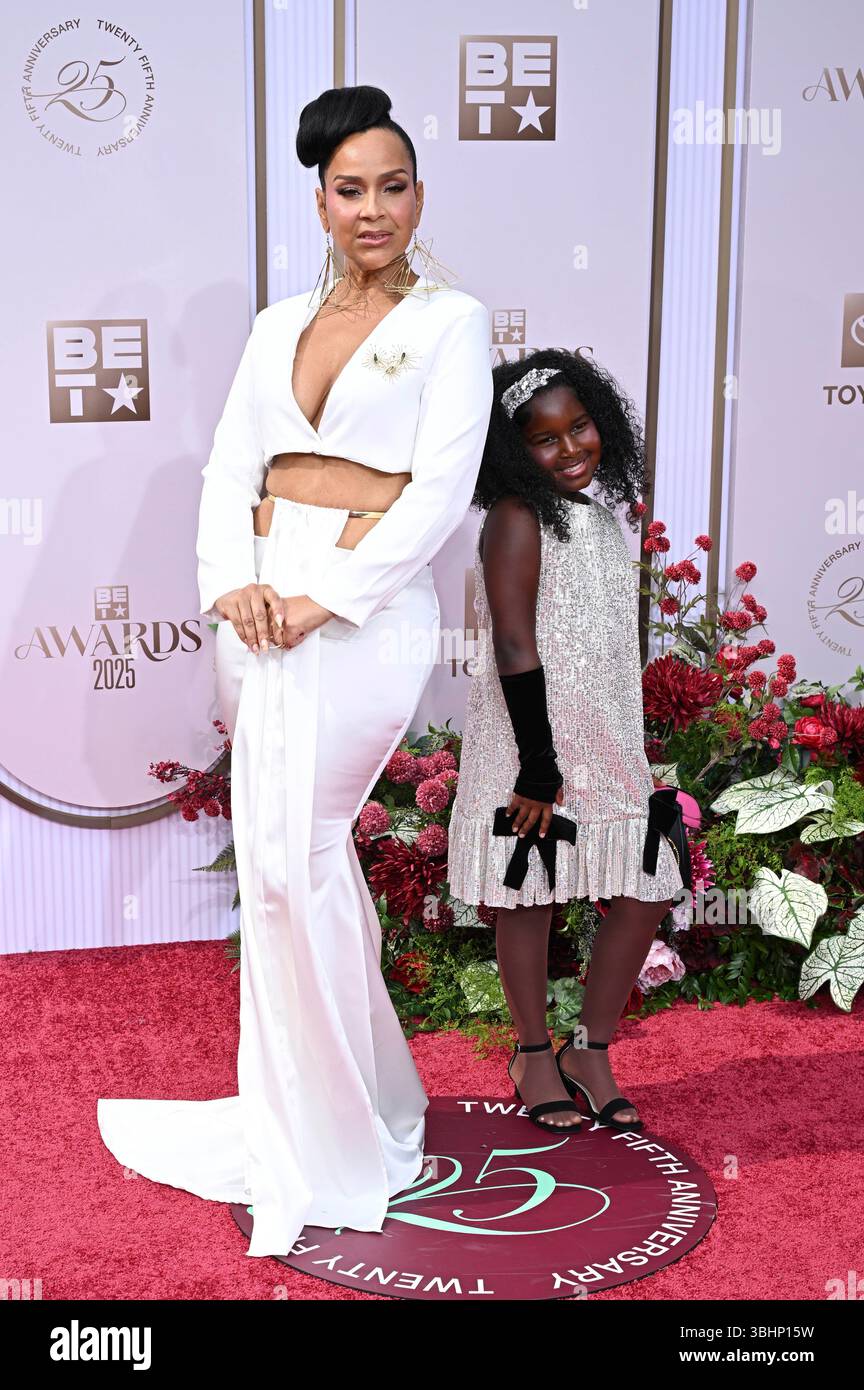 LisaRaye McCoy und Bella Rae bei der Verleihung der 25. BET Awards 2025 ...