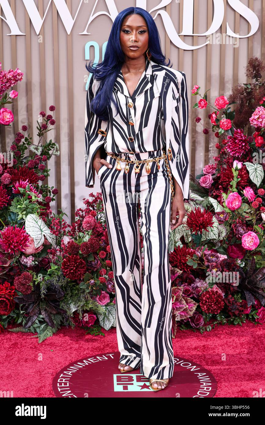 LOS ANGELES, CALIFORNIA, USA - JUNE 09: American R&B singer and ...