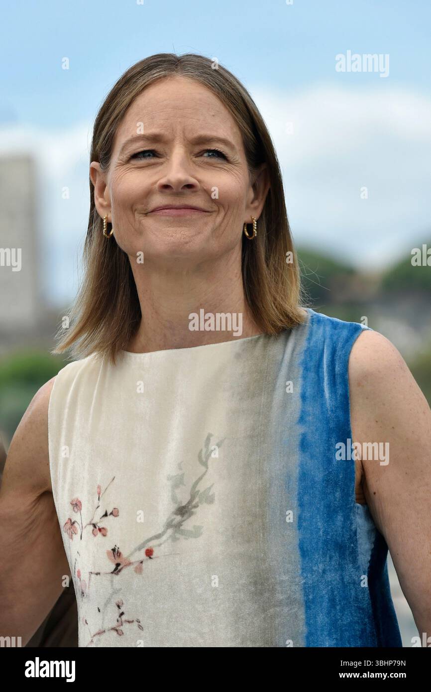 Actress Jodie Foster posing during the photocall of the film A Private ...