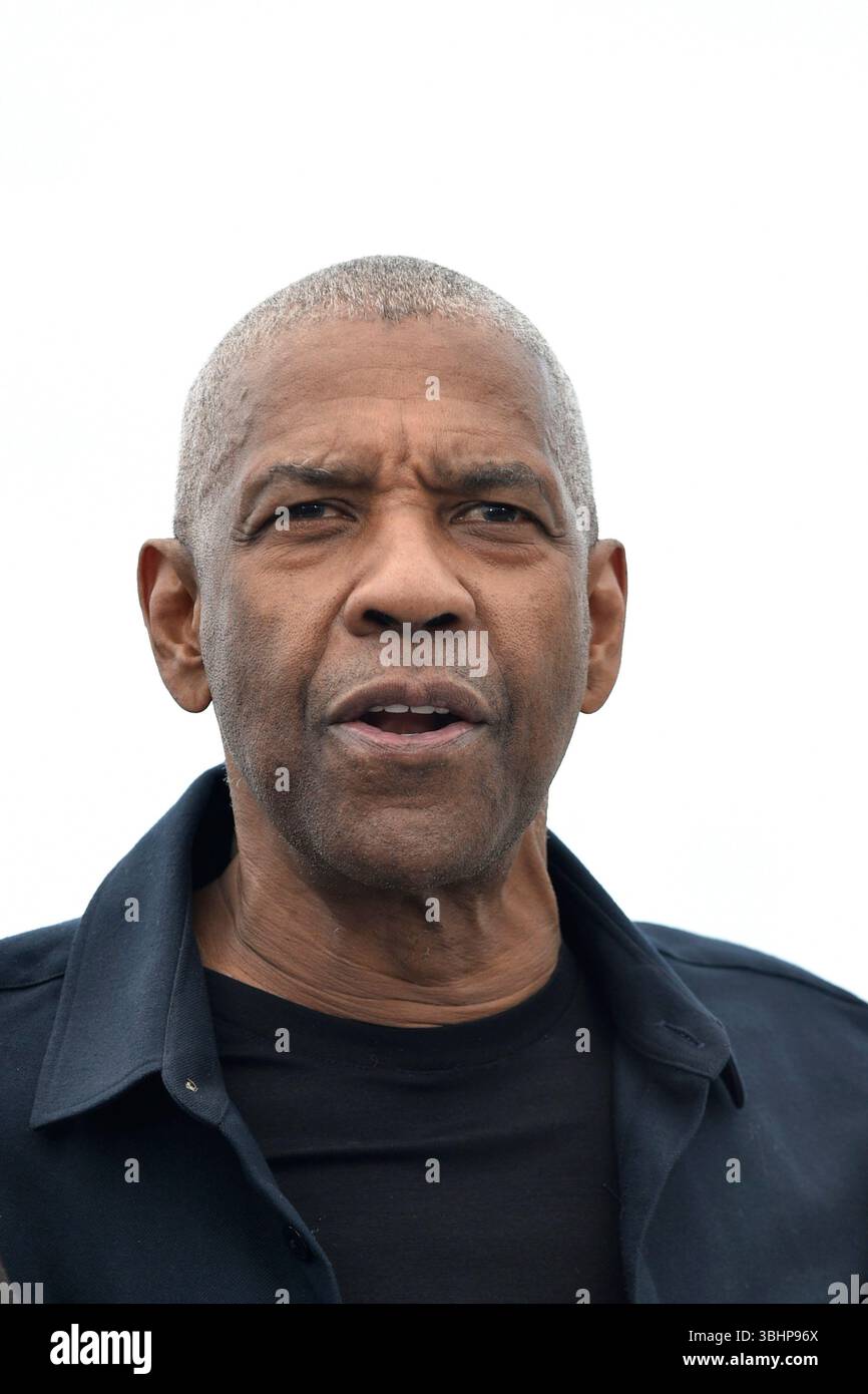 Actor Denzel Washington posing during the photocall of the film Highest ...