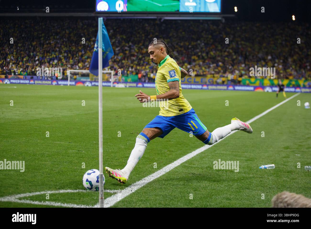 Sao Paulo, Brazil. 10th June, 2025. Raphinha of Brazil takes a corner ...