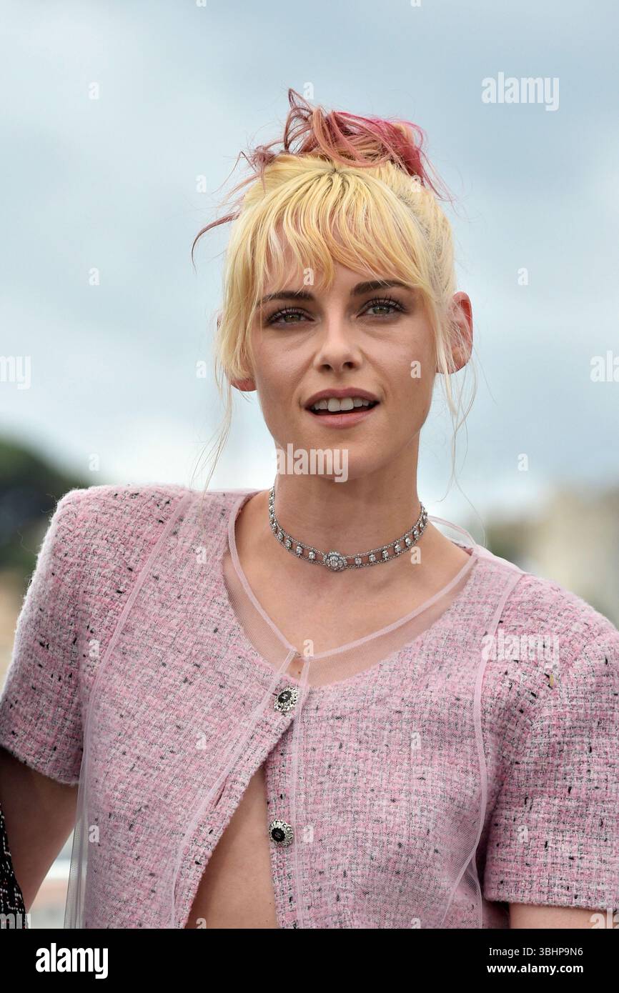 Kristen stewart chronology water hi-res stock photography and images ...